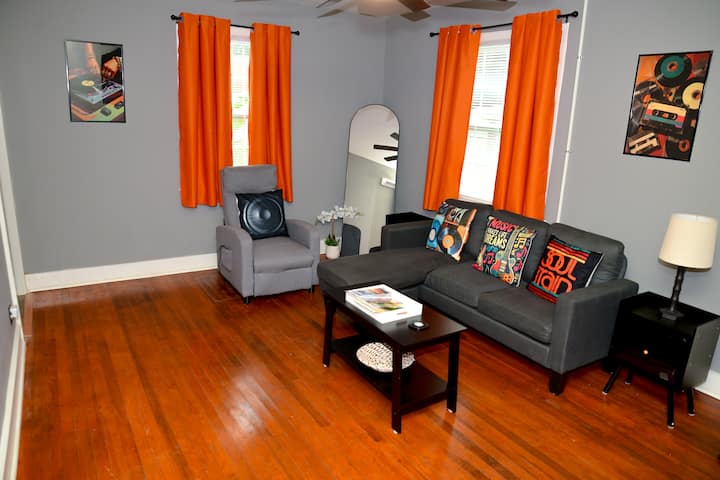 Downtown Montgomery Townhouse/sleeps 6 + Parking - Montgomery