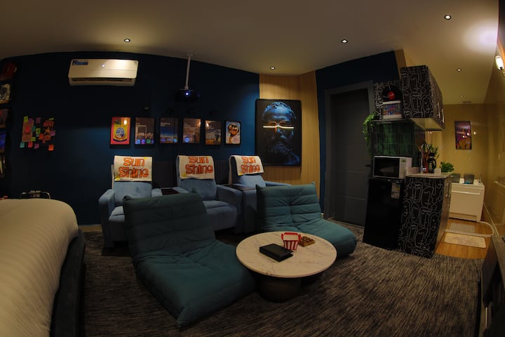 The Royal Artistic Jacuzzi Cinema Suite - Riad