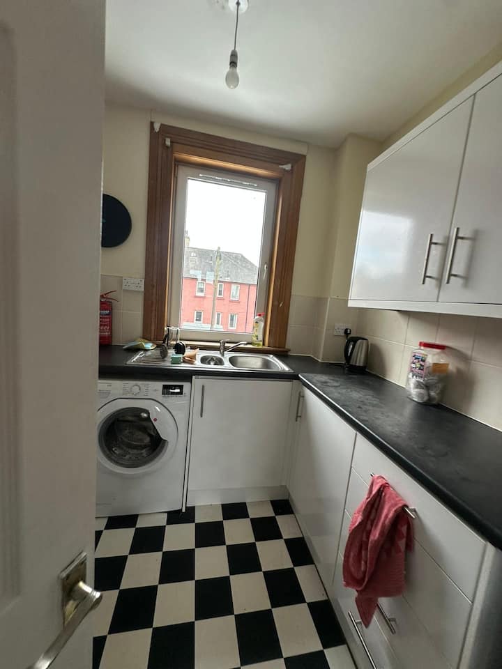 Clean 3 Bed Flat, Main Door - Edinburgh