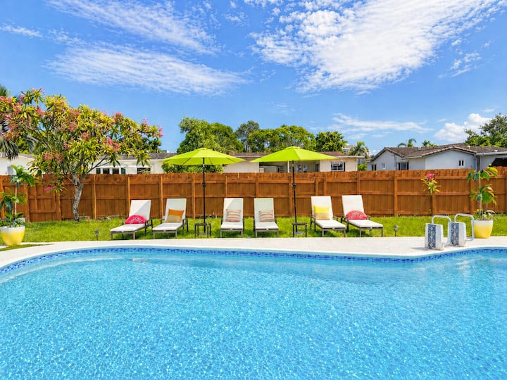 Updated Modern Family Pool Home Near Beach Vibes - Miramar, FL