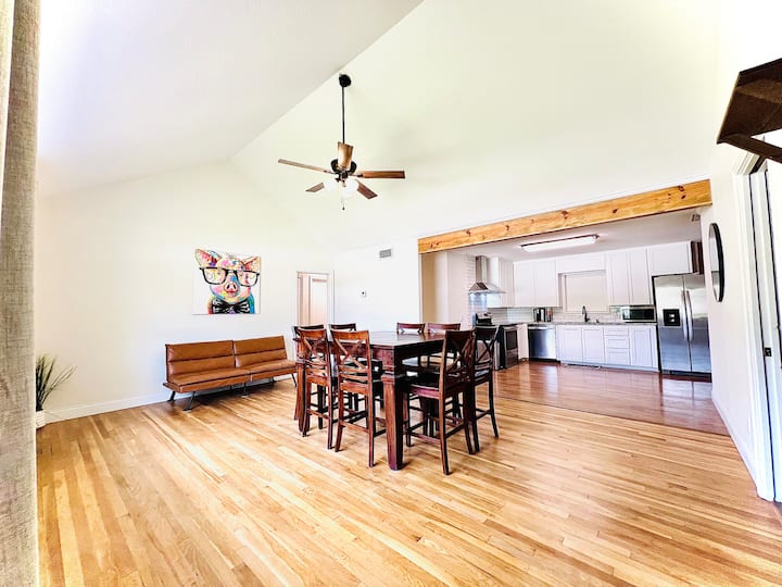 Quirky Pig | Sleeps 12 | Pets Ok | Arcade - Abilene, TX