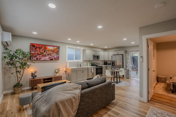 Pet & Kid Friendly Charming Single Level Tiny Home - Beaverton, OR