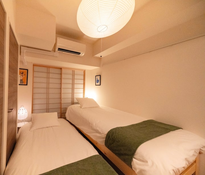 新宿3分｜ベッド2台＋布団1＋ソファベッド1｜25㎡｜プロジェクター｜ 2〜3名推奨、最大4名 - Shibuya Station