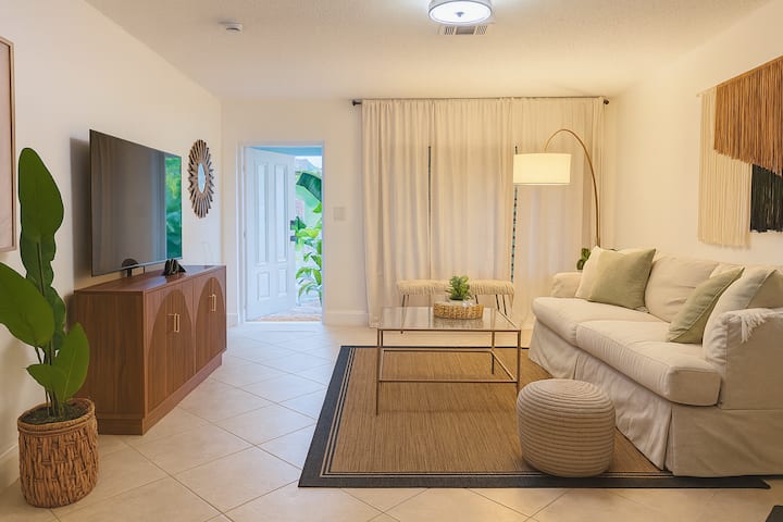 Cozy Dania Beach House W/ Fenced Backyard! - Dania Beach, FL