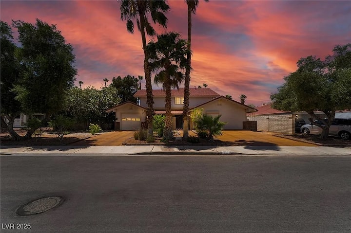 Elegant Home With A Large Spa And Private Elevator - Las Vegas
