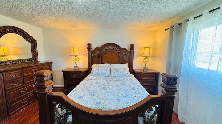 Spacious 5-bedroom Between The Beach & Disneyland - Huntington Beach, CA