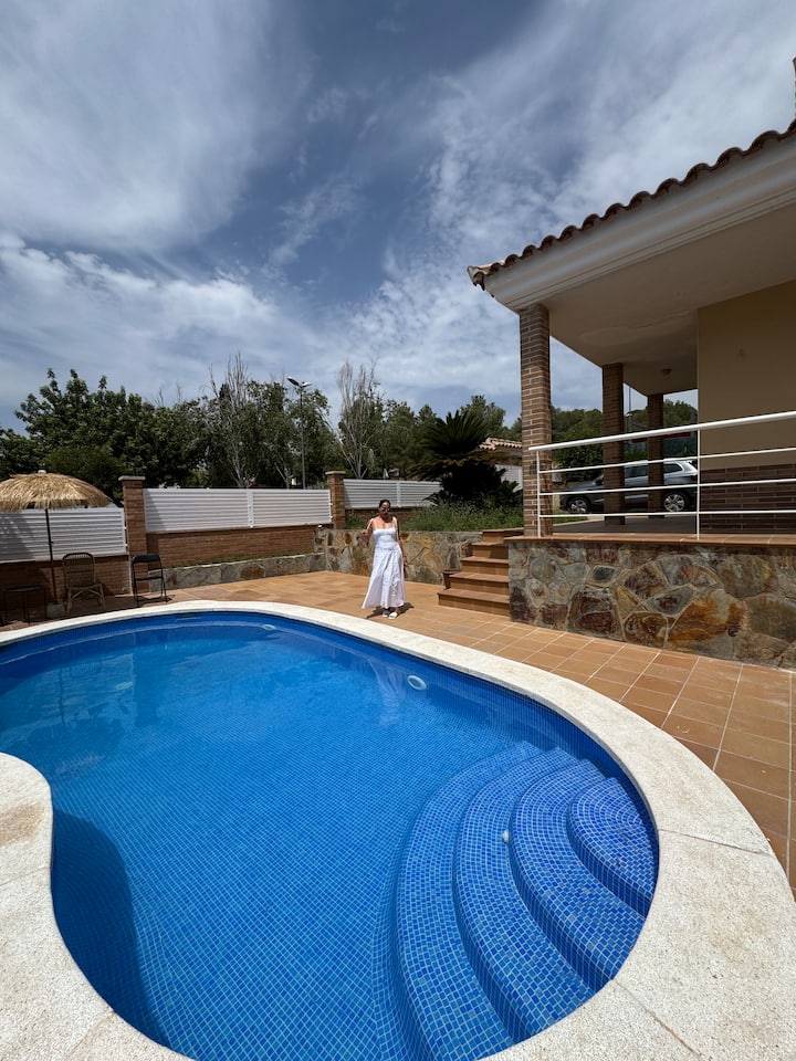 Chalet Con Piscina Y Jardín - Cunit
