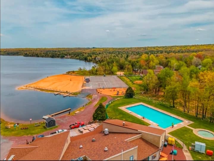 Beautiful Pocono Escape Amenity Filled Community - Albrightsville, PA