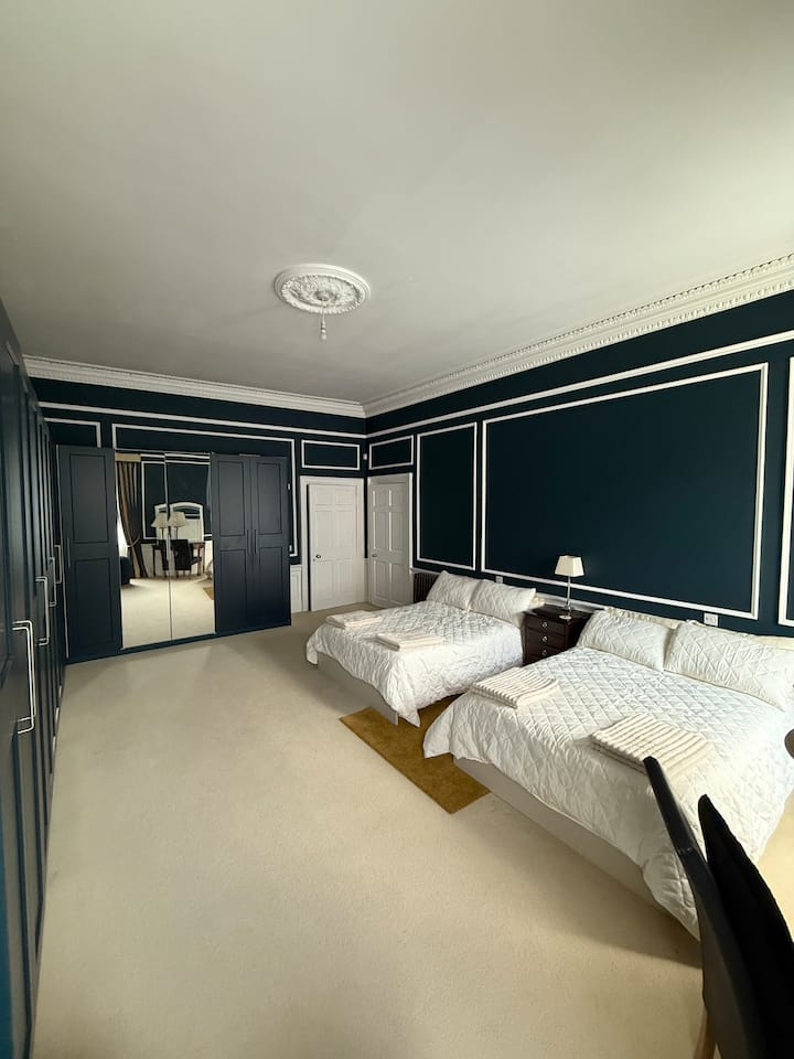 Extremely Central & Spacious Flat -