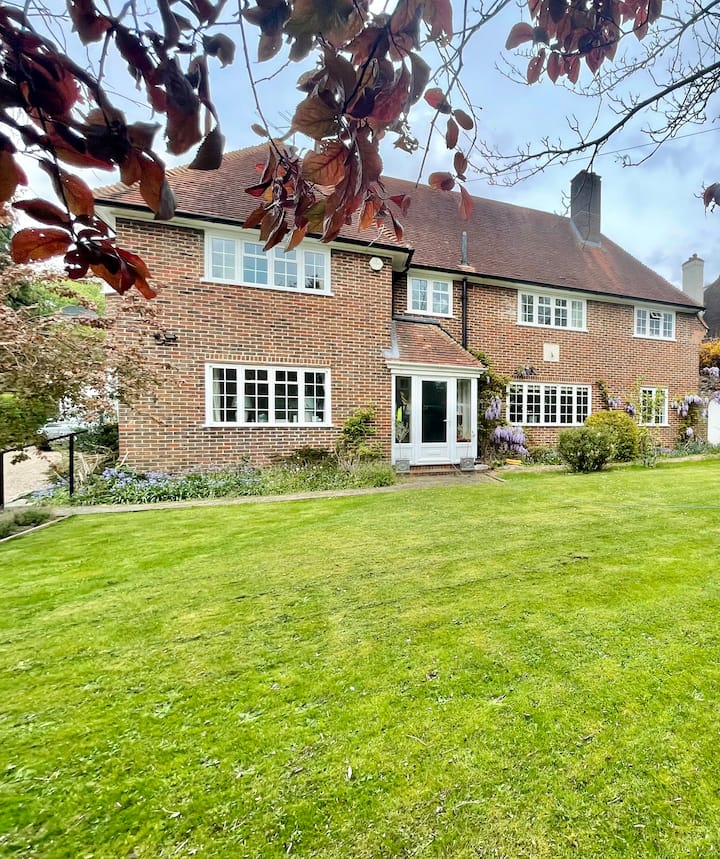Large Country House In Surrey - Epsom
