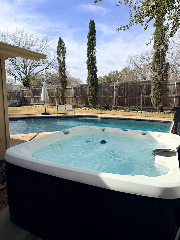 World Cup Poolside Retreat With New Hot Tub In Dfw - North Richland Hills, TX
