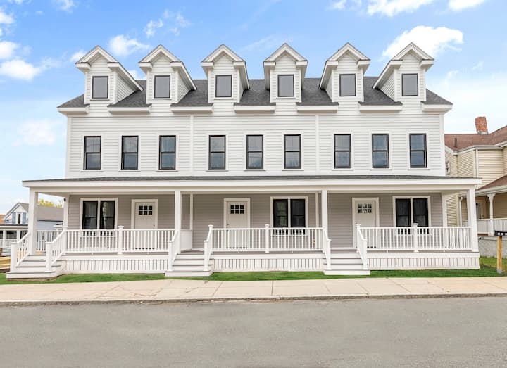 Stylish New City Townhouse - Quincy, MA
