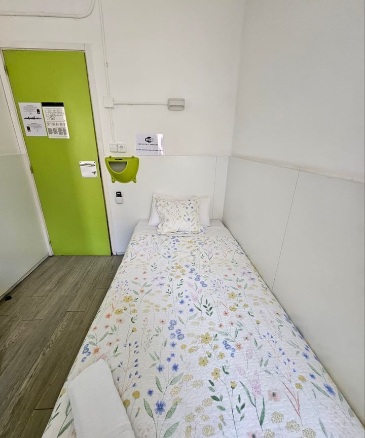 Single Room Shared Bathroom In Hostel - Barcelona