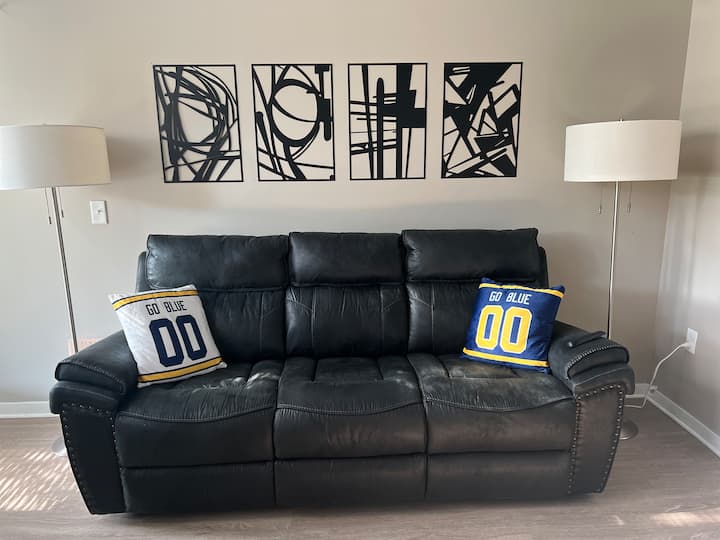 Ann Arbor's Humble Abode 
 1.1m From The Stadium - Ann Arbor, MI