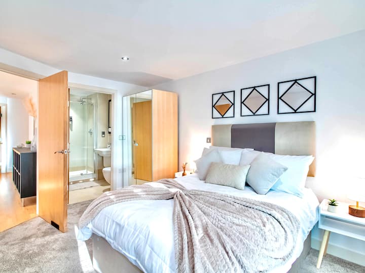 Modern 2br Balcony & Canal Views Apartment - Leeds