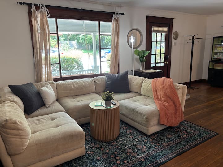 The Sage | Charming Cottage • Walk To Downtown, Iu - Bloomington, IN