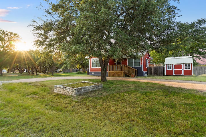 Charming 50s Bungalow - Driftwood, TX