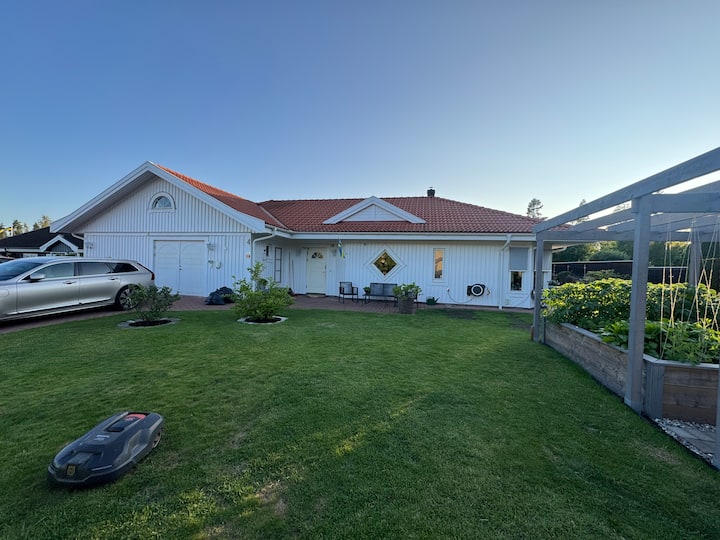 Villa Med Plats För Många Med Pool Och Gym - Hallstahammar