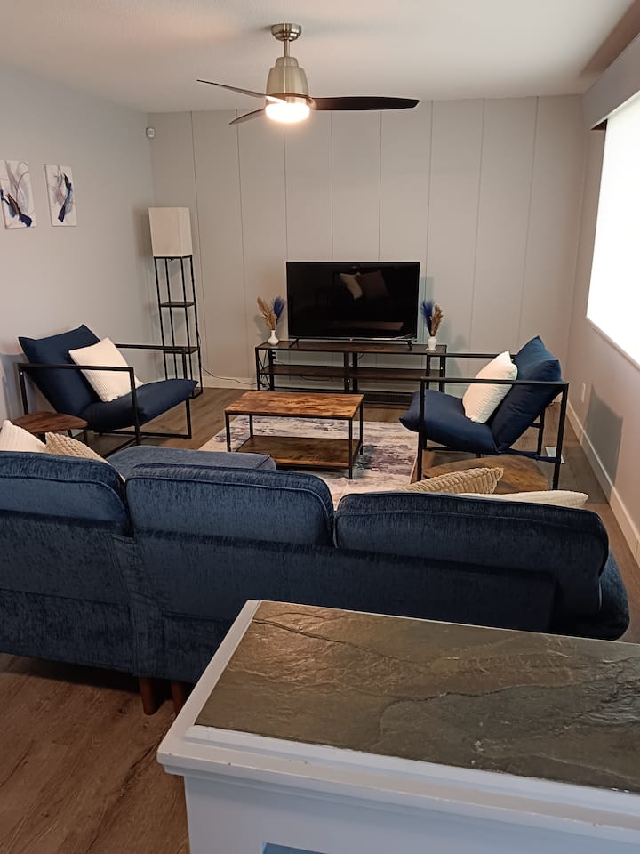 Neat 2 Bdrm - Main Floor Space. - Edmonton