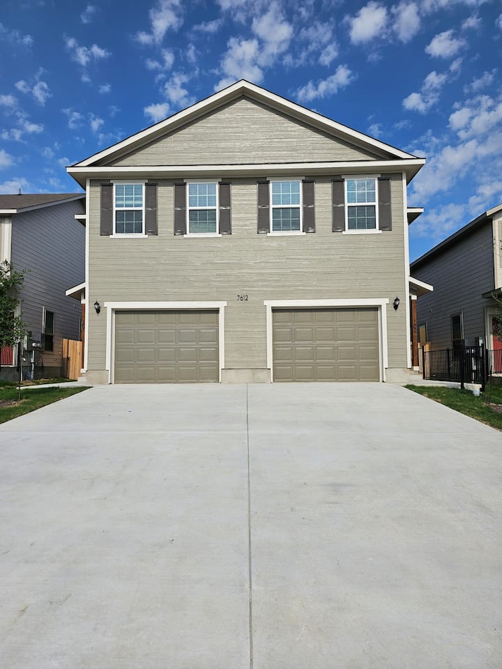 Cozy Duplex With Private Yard - 聖安東尼奧