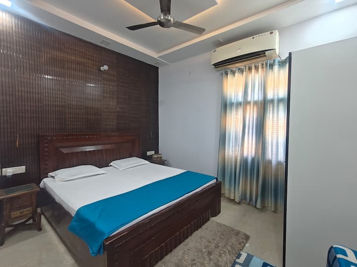 Zm Homestay - 5 Minutes Drive To Taj Mahal - 1bhk - Agra