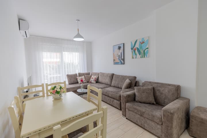 Apartment Me Qera, 81 - Albania