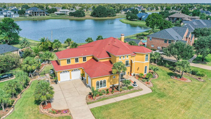 Mediterranean Villa By The Lake - Sugar Land, TX