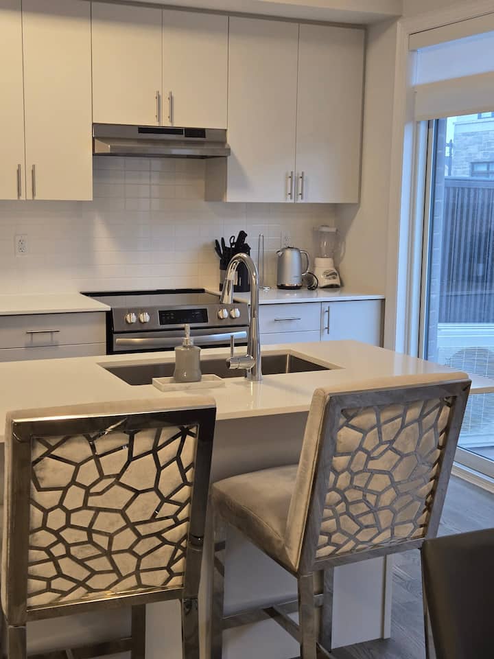 Brand New 4 Bedroom Home, Free Parking -Oakville - Oakville