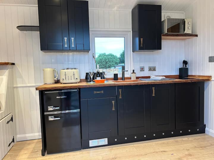 Severn Bore View Shepherd Hut - Minsterworth, Glos - Forest of Dean