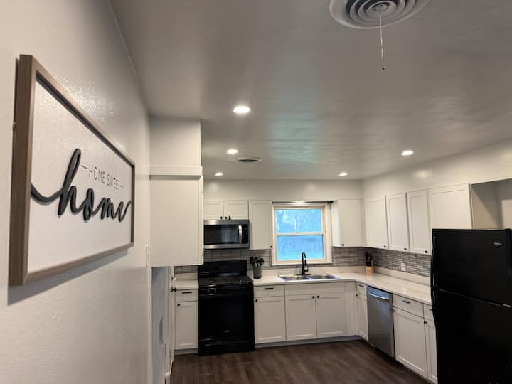 Modern 3br | Cozy & Stylish Stay - Abilene, TX