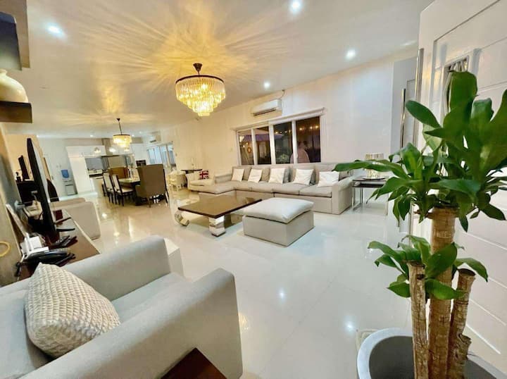 Beautiful Villa With Pool - Angeles