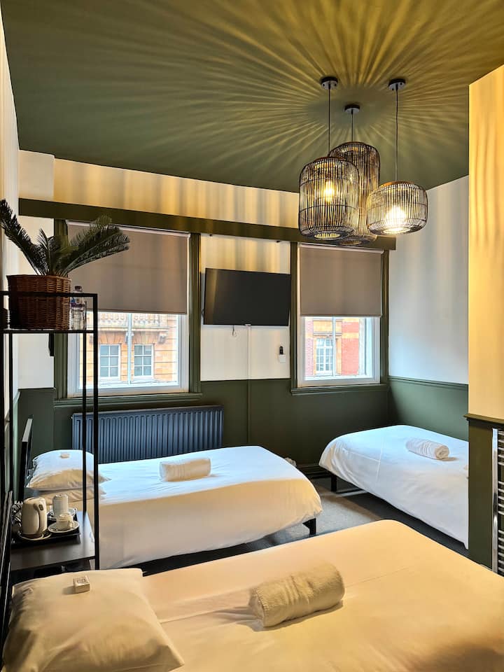 Piccadilly Central - Triple Room W/ En Suite - Manchester