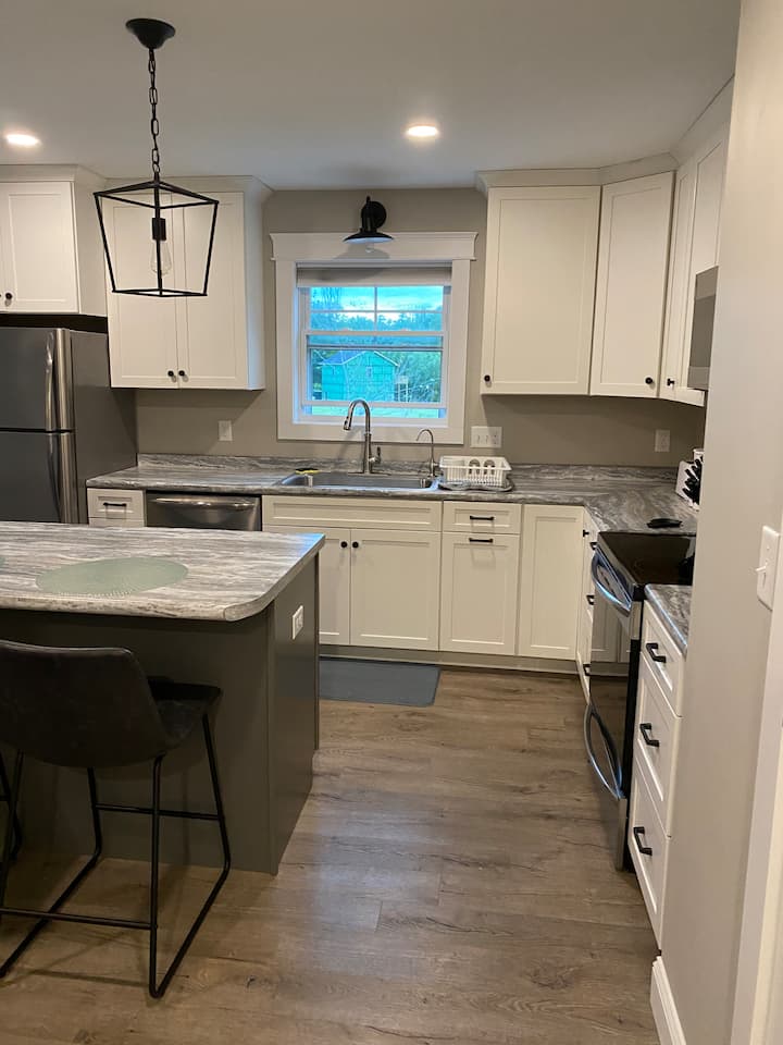 Modern 1 Bedroom Apartment - Buxton, ME