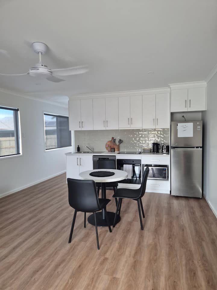 Self Contained Guest House With Pool - Townsville