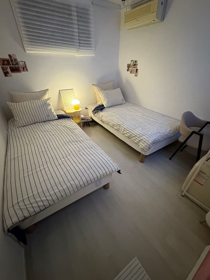 싱글침대2개|전용욕실|명동·동대문·성수·홍대20~35분|지하철공항버스5분|생필품 건조기무료 - Seoul