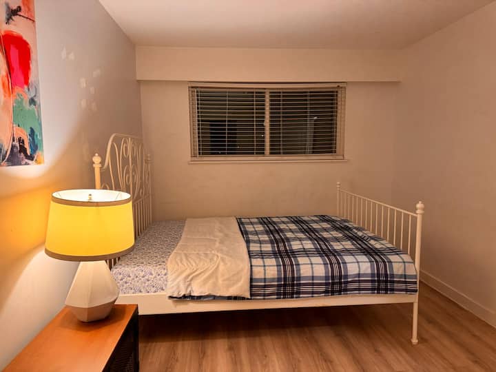 Big Comfy Room With Shared Bath - Coquitlam