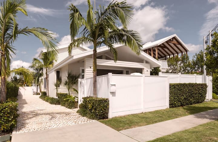 Medium Term Luxe Burleigh Villa B- Pet Friendly - Gold Coast