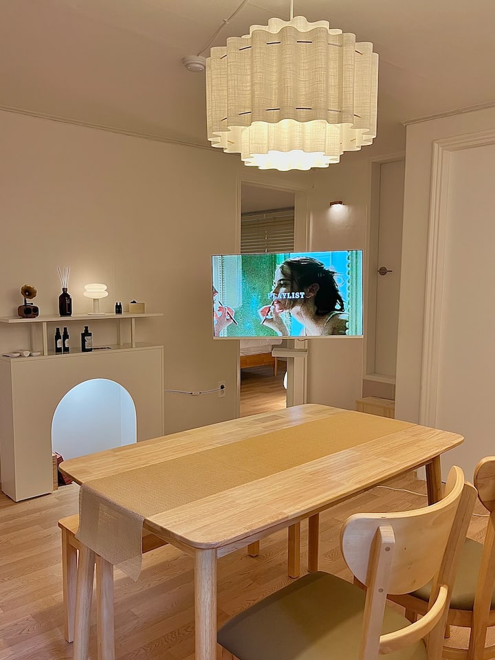 [합법숙소]연말초특가|무료짐보관|한강•홍대10분|합정10분|상수5분|공항버스|홍대쇼핑거리 - Seoul