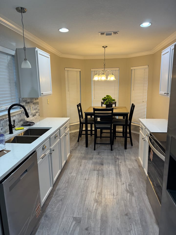 Modern, Spacious & Peaceful Stay - Mansfield, TX