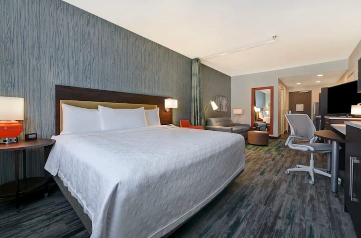 Stylish 1 King Suite W/ Parking & Breakfast - Templeton, CA