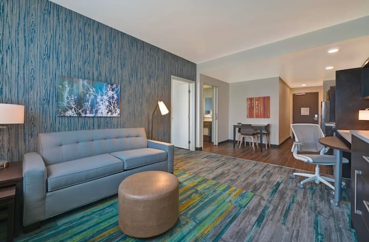 Stylish 1 Br Suite W/ Parking & Breakfast - Templeton, CA
