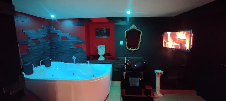 "La Chambre Obscure" Loveroom Jacuzzi Privatif - Thann