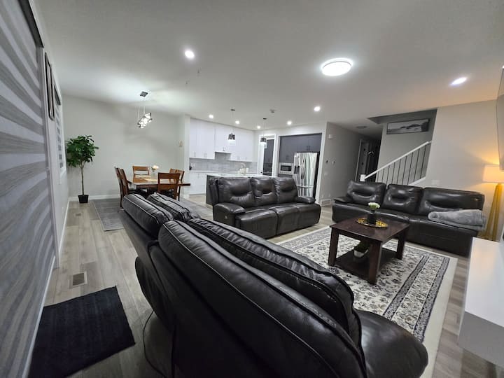Spacious Elegant Home For Cozy Stay - Airdrie