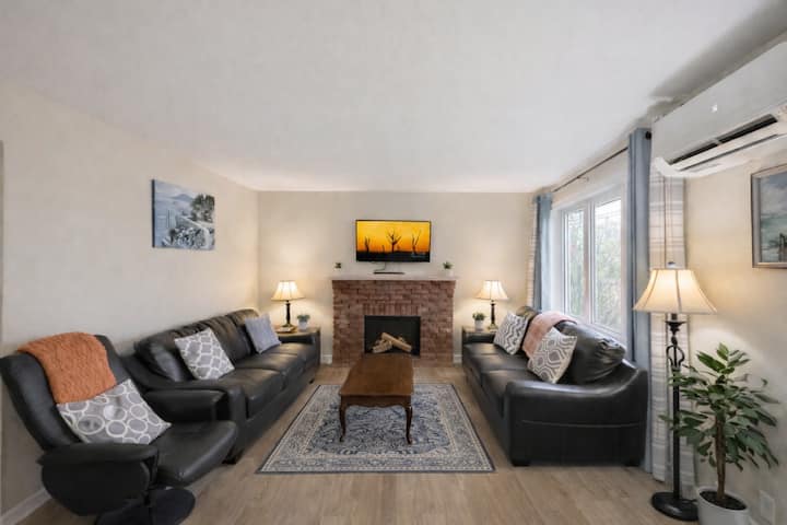 Clean & Convenient | Sleeps 9 • Parking • Central - Moncton
