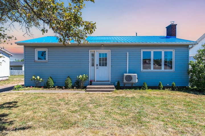 Clean & Convenient | Parking •Ac | 4 Beds Home - Moncton