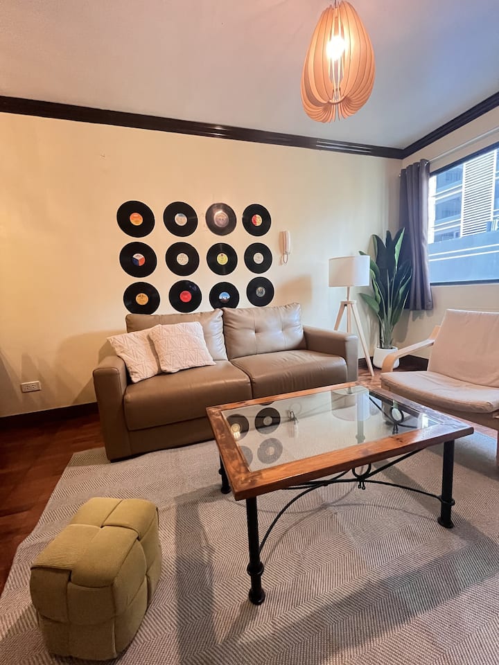1br Retro Hideaway In Salcedo W/ Parking - Makati