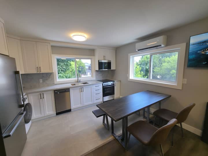 Charming Sun Filled Custom Getaway - Orillia
