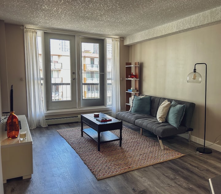 Downtown Condo | Walk Everywhere | Free Parking - Calgary