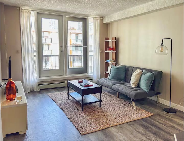 Downtown Calgary Condo | Free Parking Included - Calgary