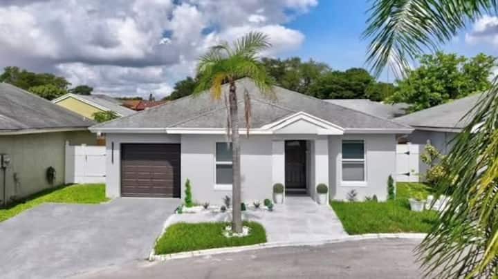 Tia Cozy Home - Tamarac, FL